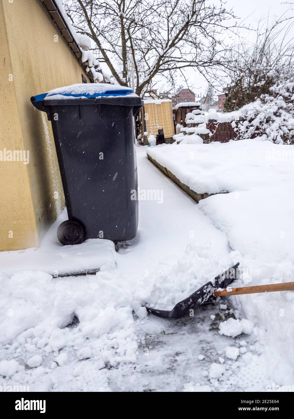 Ice and snow and garbage hi-res stock photography and images - Alamy