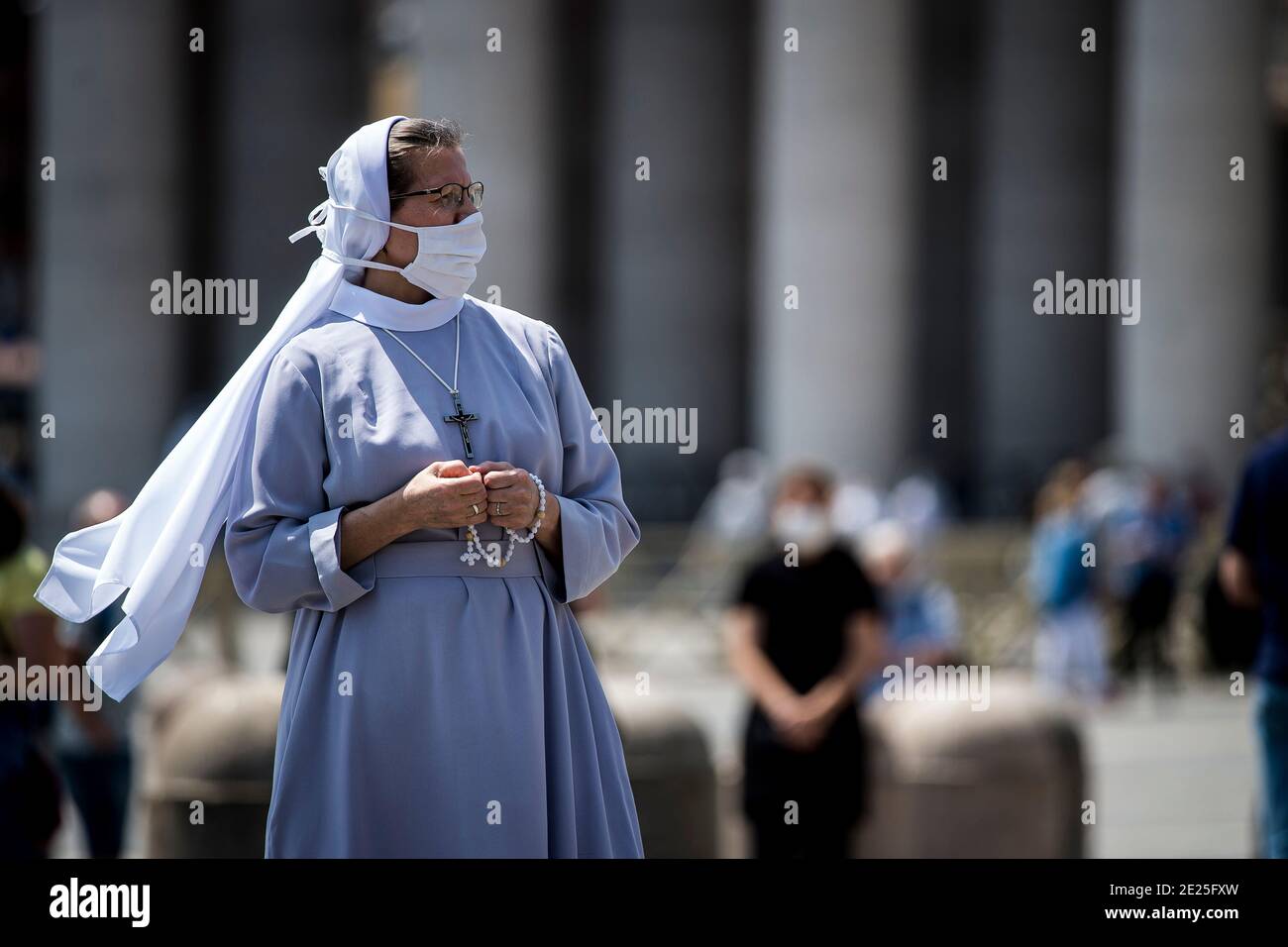 Nun praying with rosary hi-res stock photography and images - Alamy