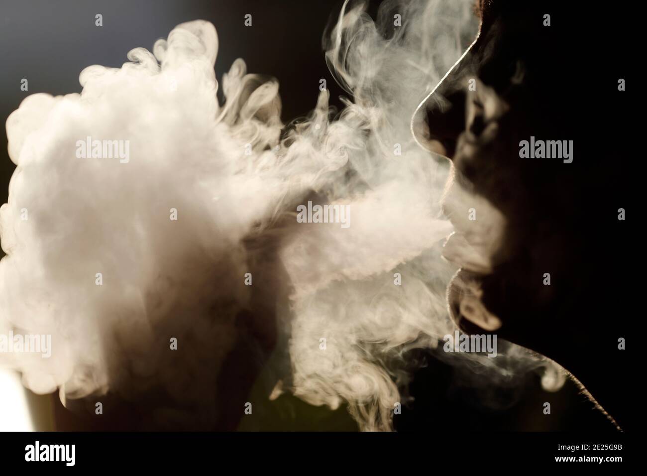 Woman smoking silhouette hi-res stock photography and images - Alamy