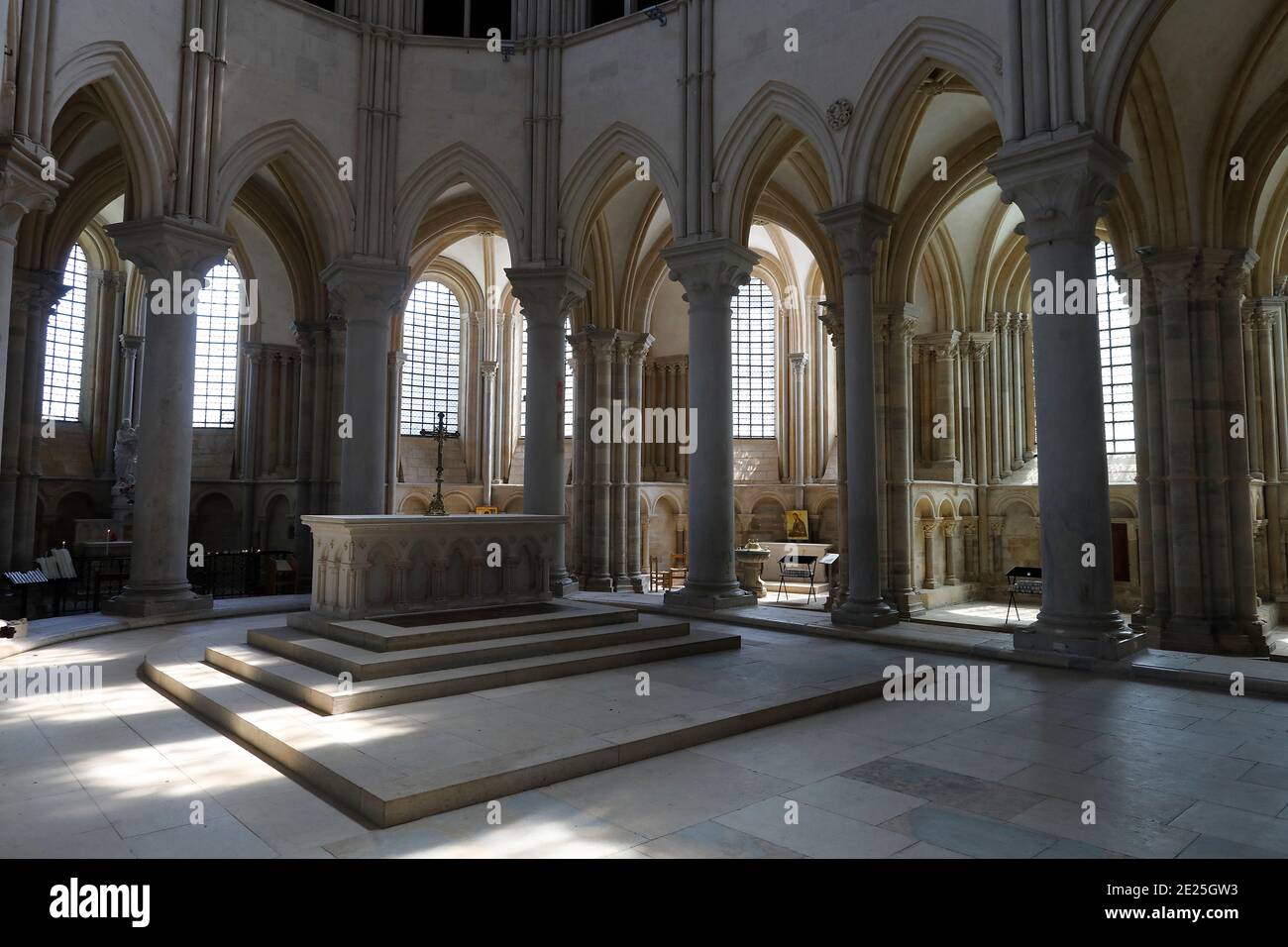 Saint Mary Magdalene basilica, Vezelay, France. Chancel Stock Photo - Alamy