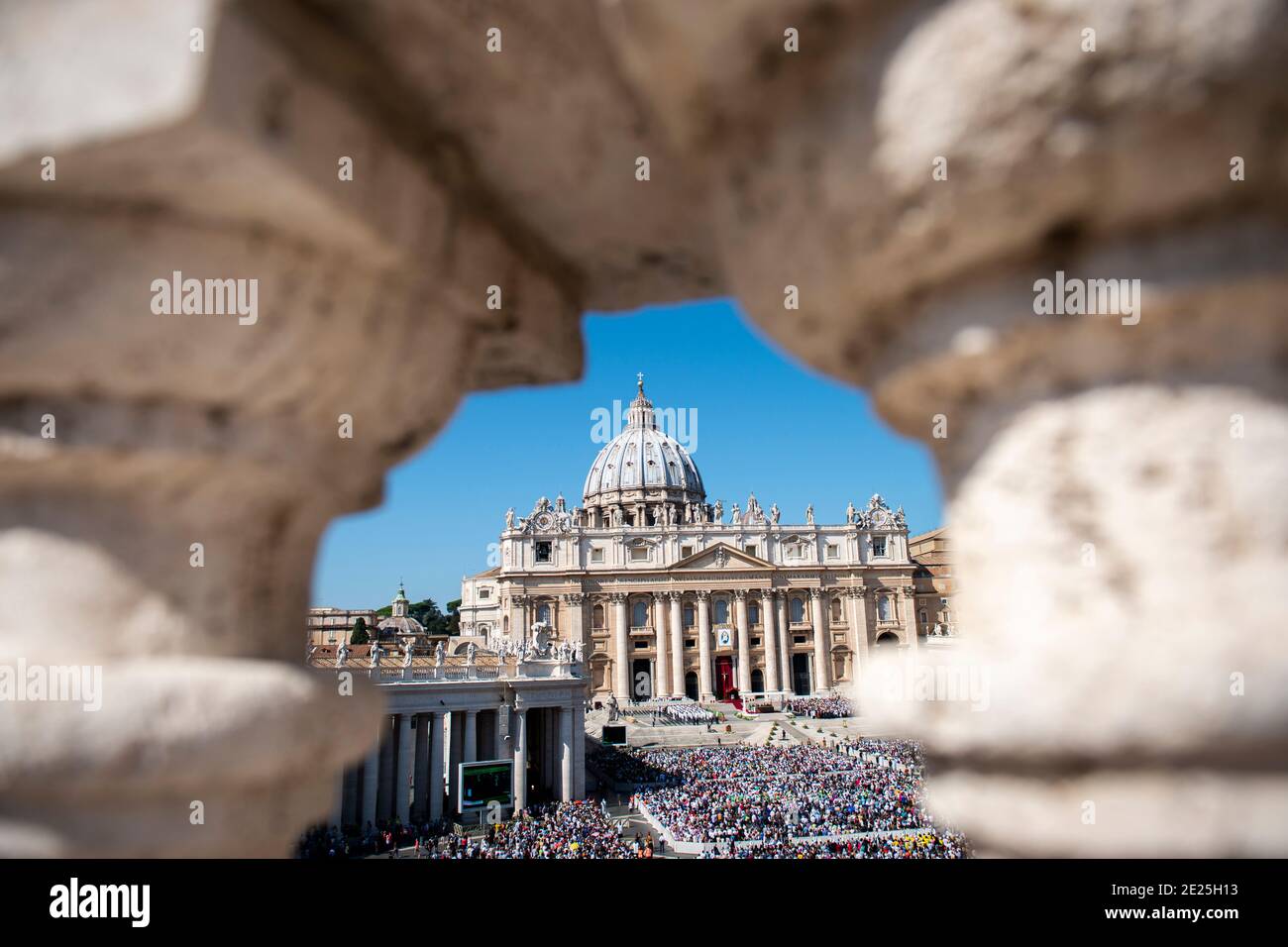 General View of Saint Peter's square during a Canonization Holy Mass ...