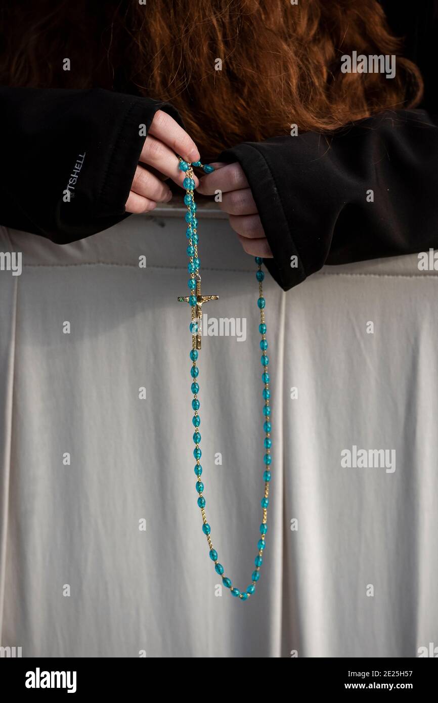 A woman in prayer with rosary beads hi-res stock photography and images ...