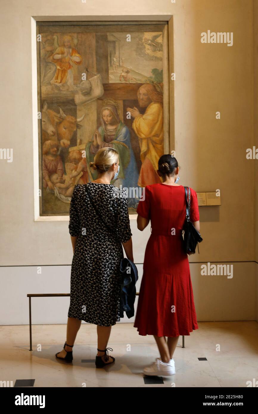 Louvre museum, Paris, France. Visitors Stock Photo - Alamy