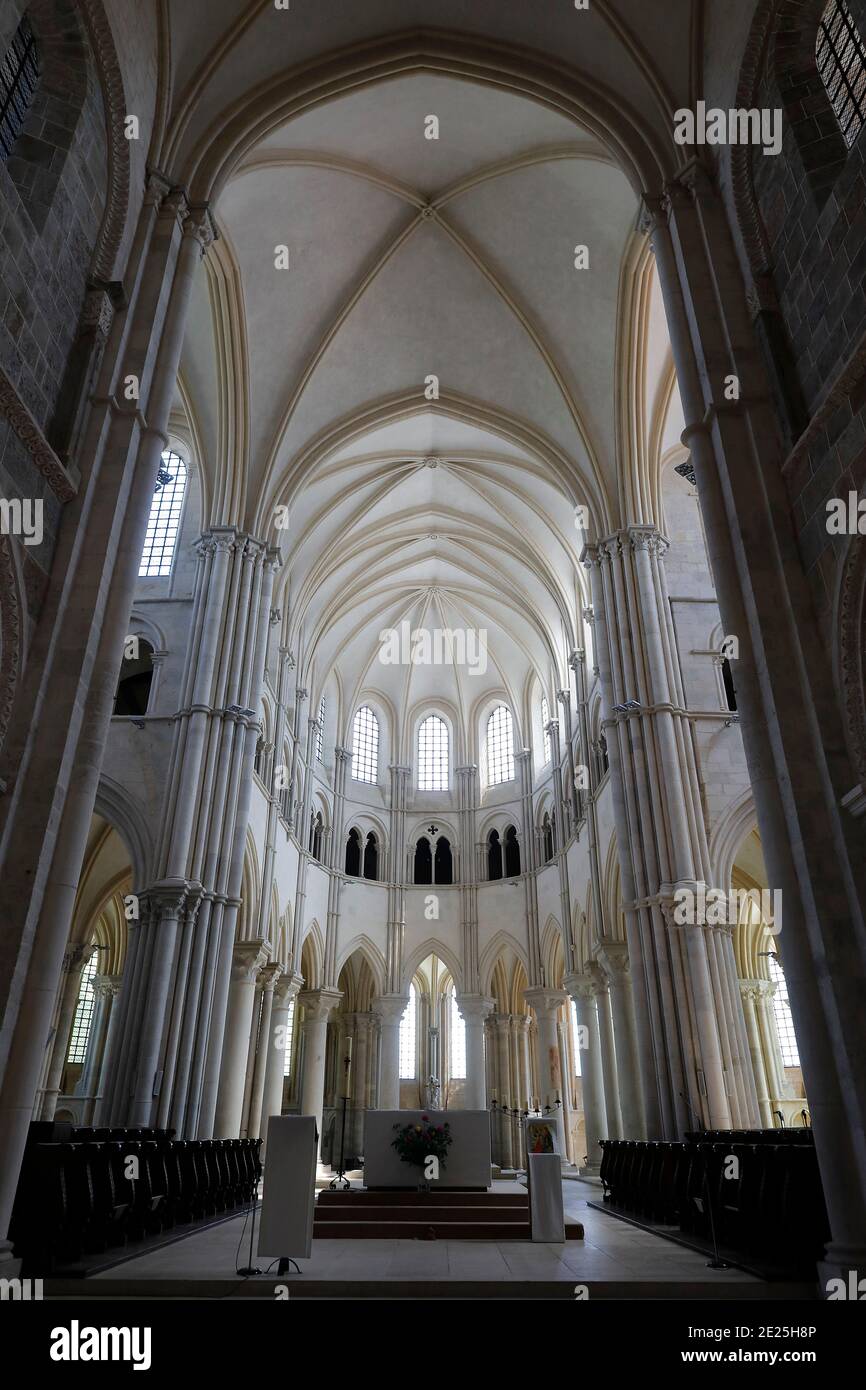 Saint Mary Magdalene basilica, Vezelay, France. Chancel Stock Photo - Alamy