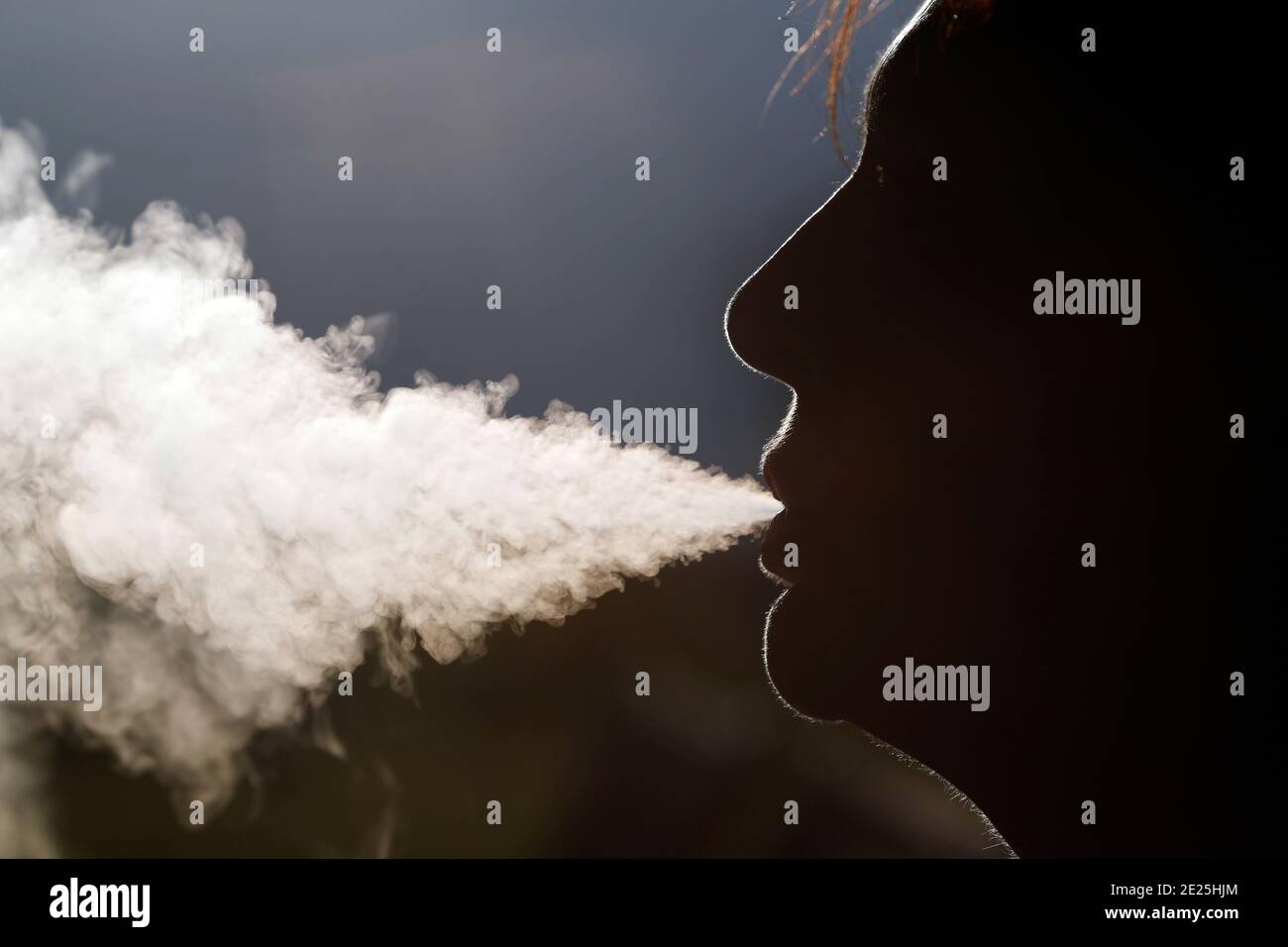 Woman smoking silhouette hi-res stock photography and images - Alamy