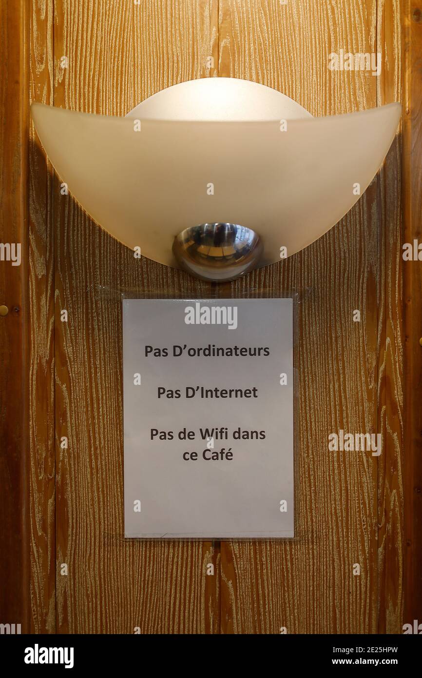 Sign in a bar in Paris, France : no computer, no internet, no wifi ...