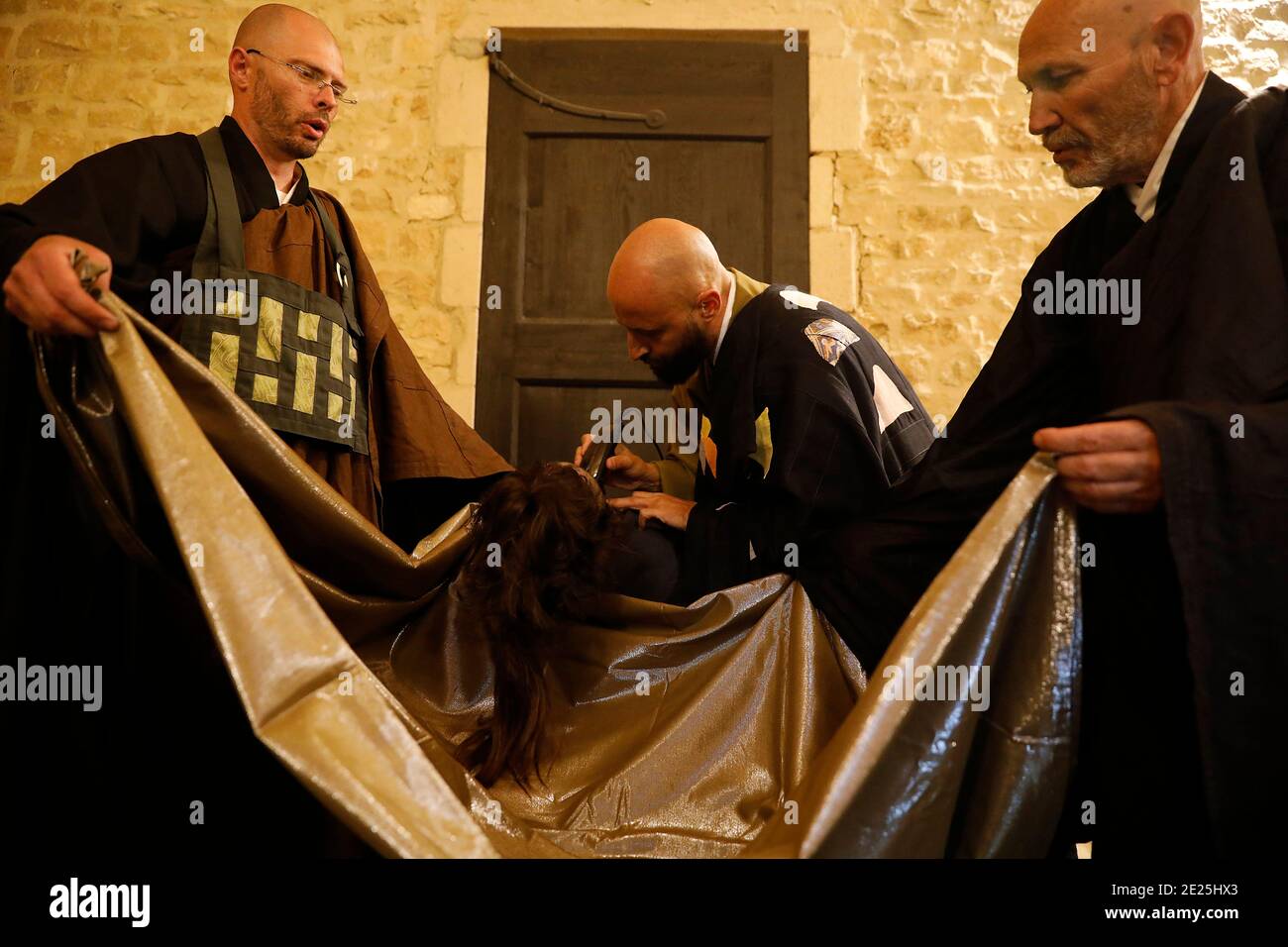 Buddhist monk shaving head hi-res stock photography and images - Alamy