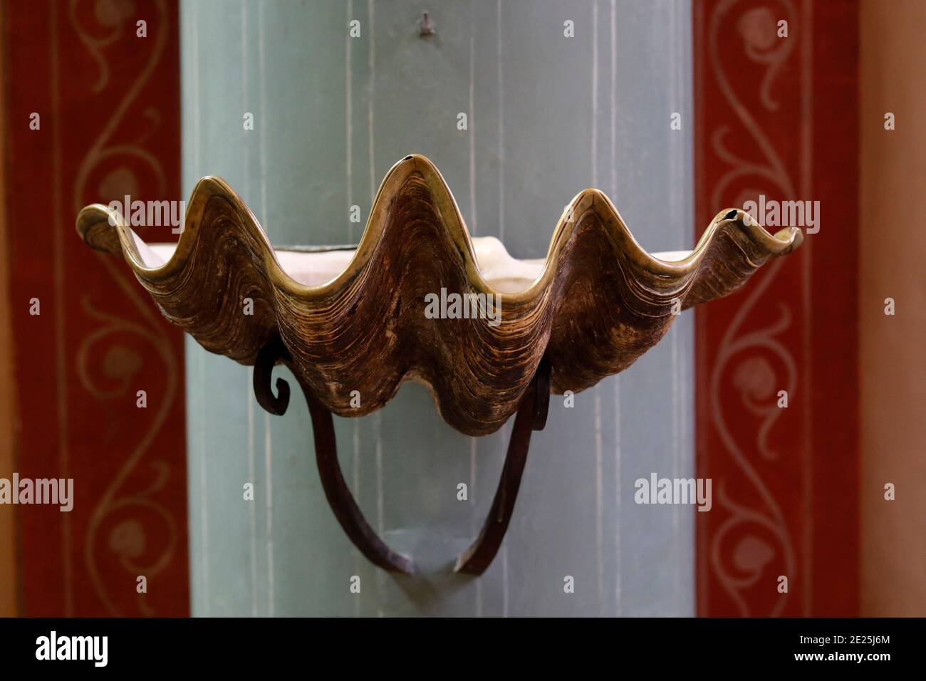 Stoup font benitier hi-res stock photography and images - Alamy