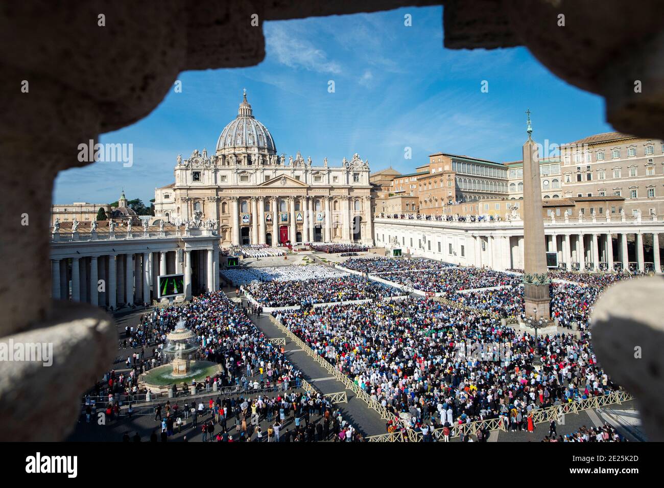 General View of Saint Peter's square during a Canonization Holy Mass ...