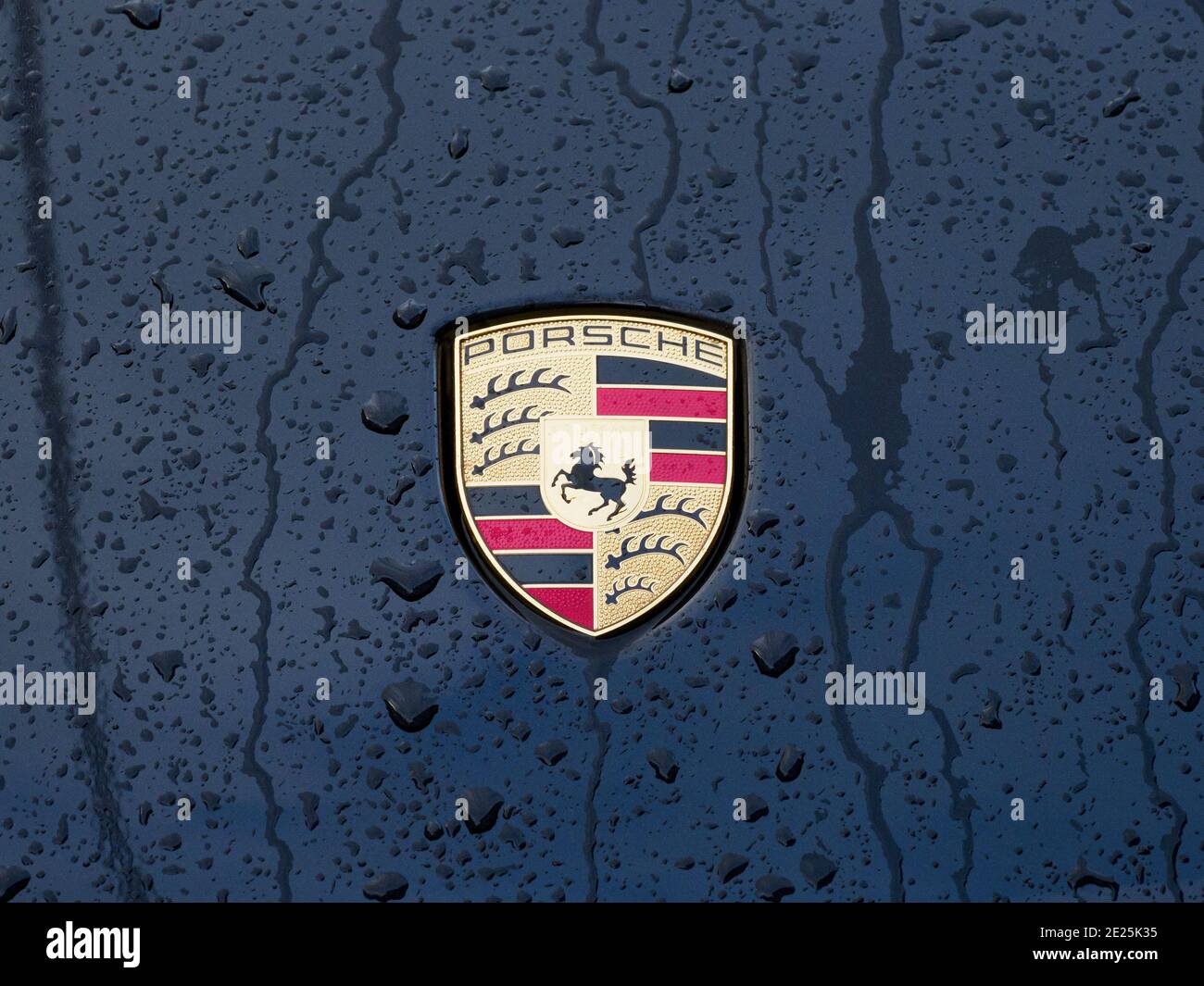 Porsche badge hi-res stock photography and images - Alamy