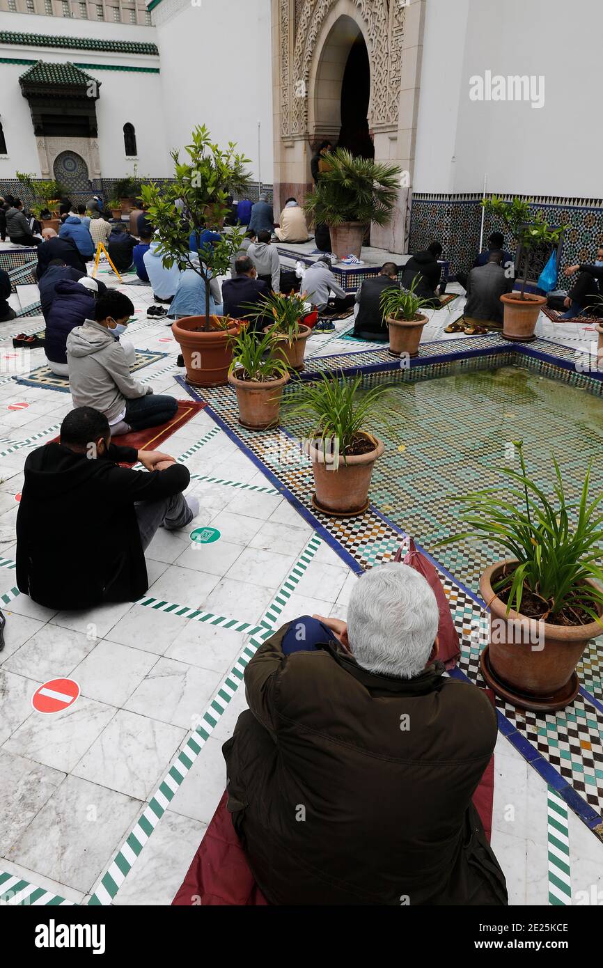 Prayer at the Paris Great Mosque, France Stock Photo - Alamy