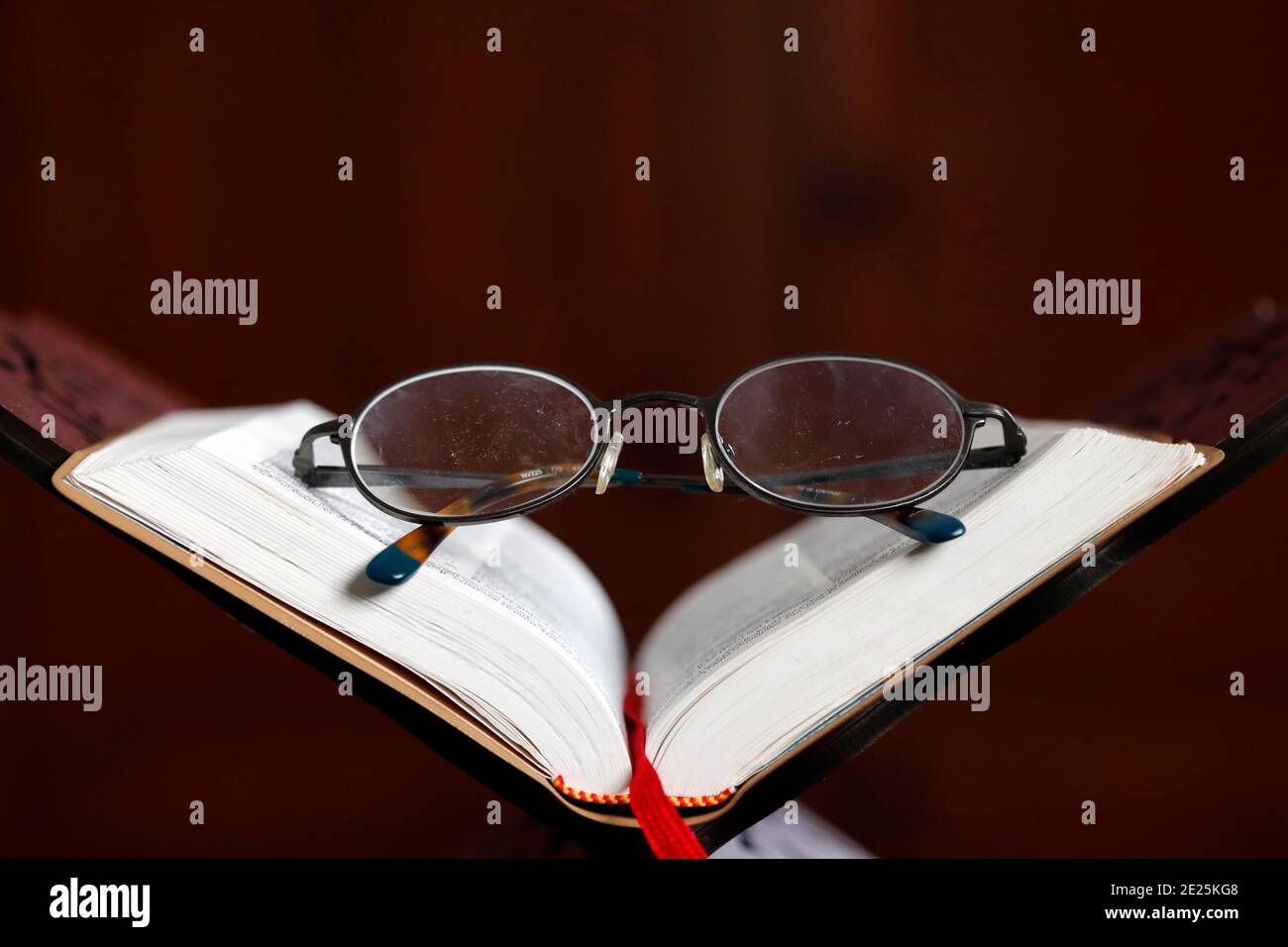 Bible study. Open bible and a pair glasses. France Stock Photo - Alamy