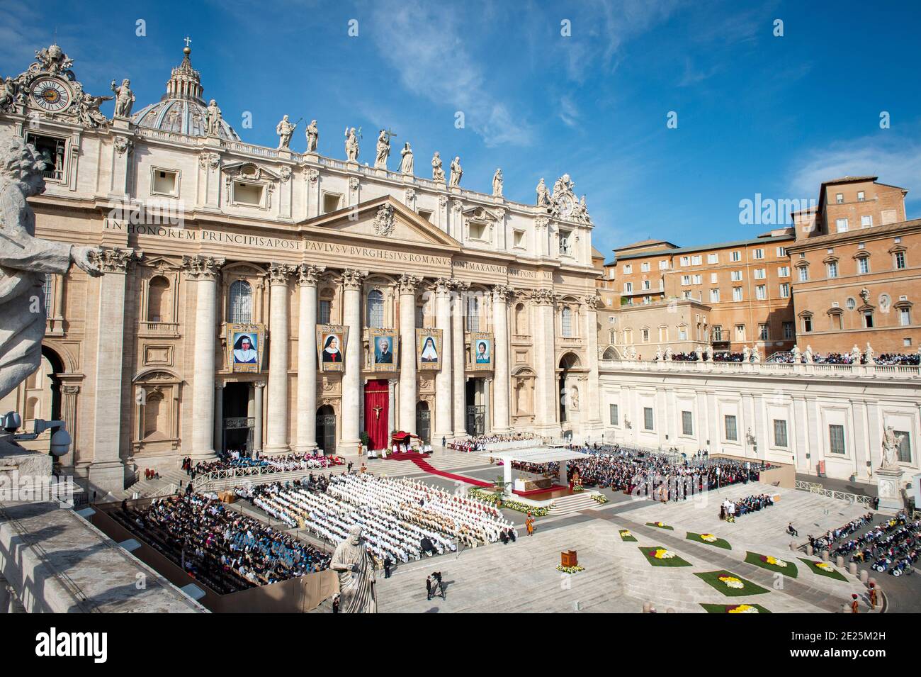 General View of Saint Peter's square during a Canonization Holy Mass ...