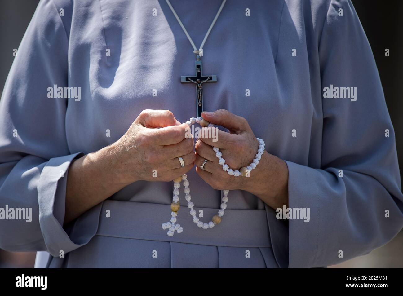 A nun praying the holy rosary before Pope Francis' live streamed ...