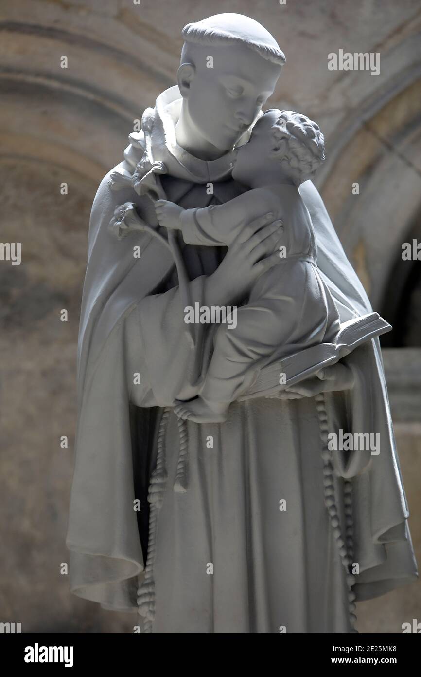Saint Mary Magdalene basilica, Vezelay, France. St Anthony statue Stock ...