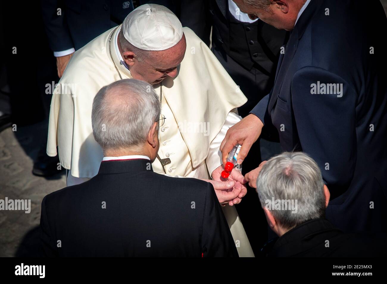 Pope hand gesture hi-res stock photography and images - Alamy