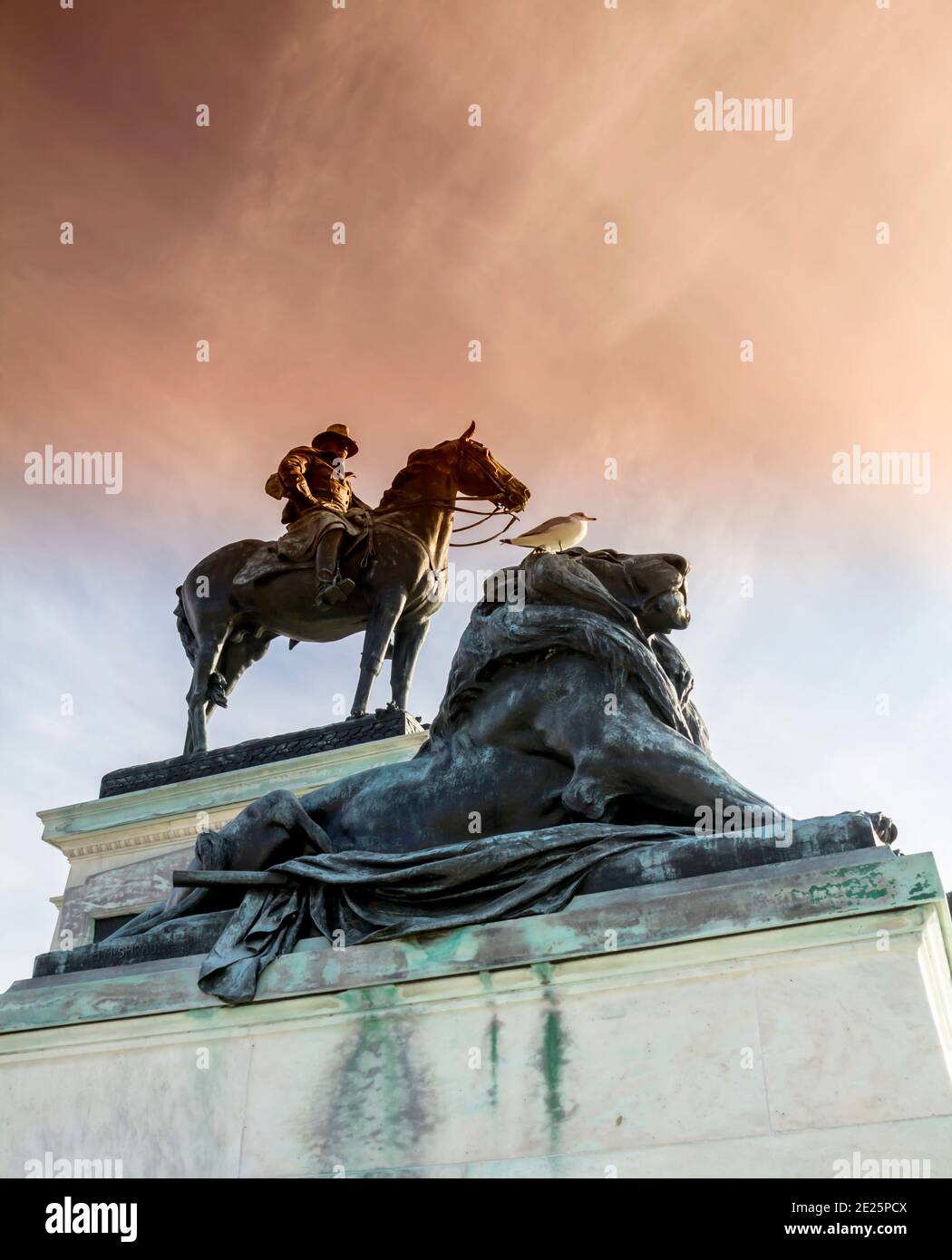 the monument in front of the Capitol, a statue of general Ulysses S ...