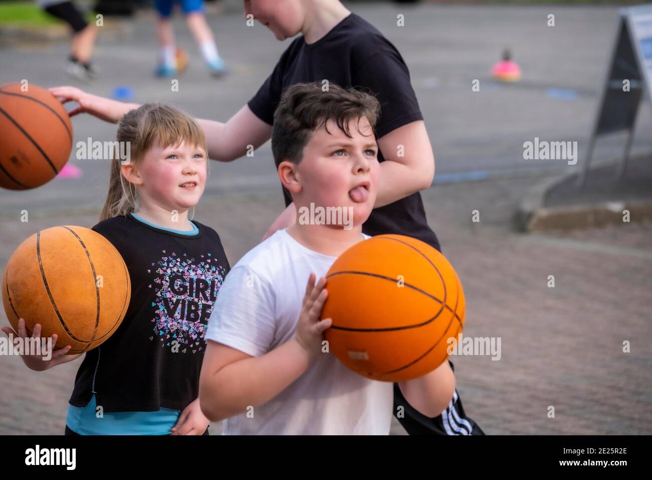 Kids playing basketball outside hi-res stock photography and images - Alamy