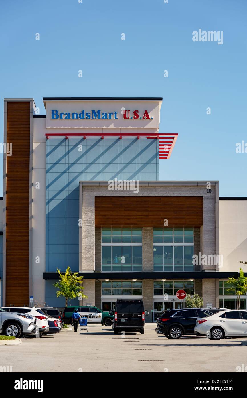 Big box store parking lot hi-res stock photography and images - Alamy