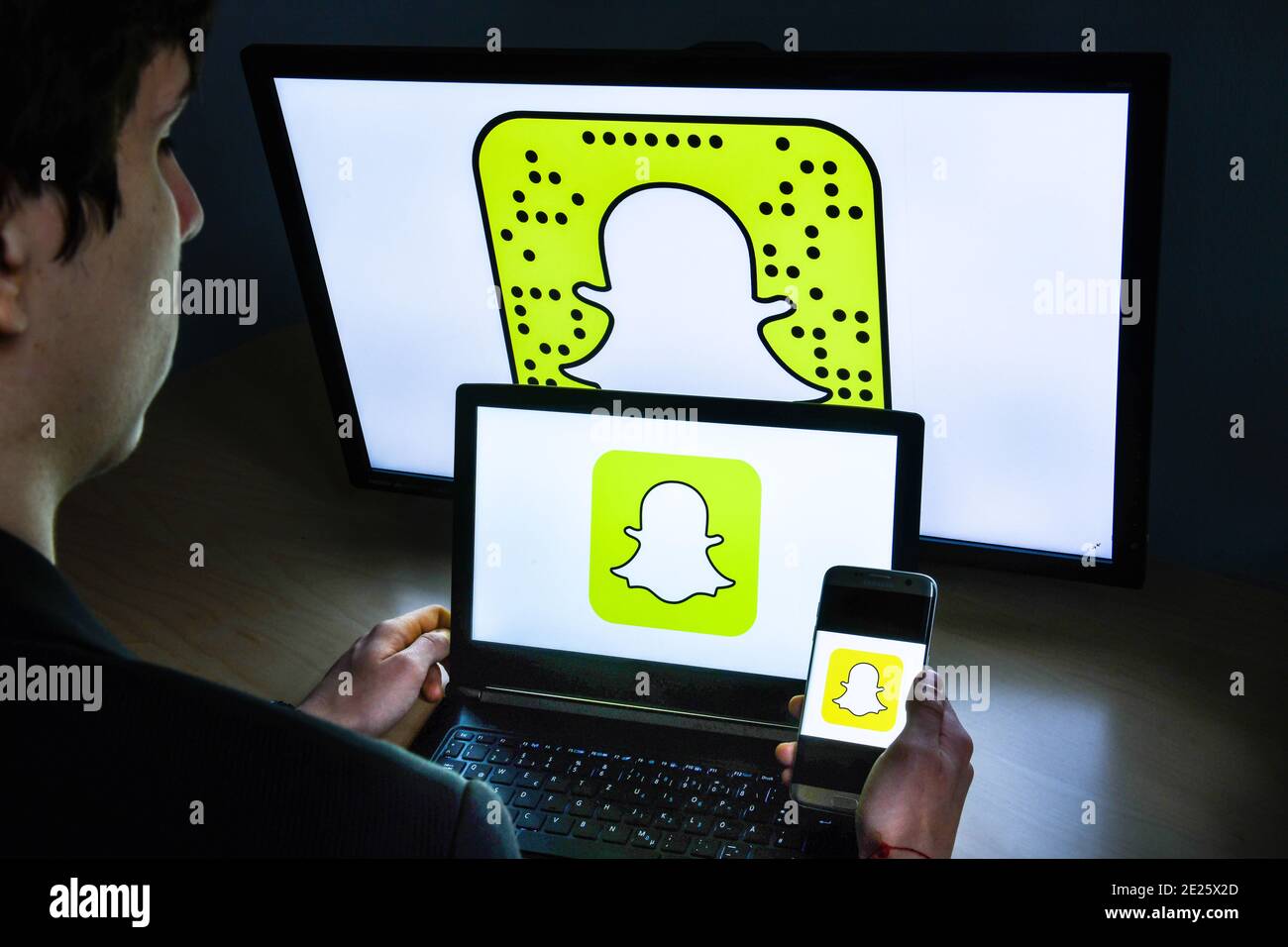 Snapchat logo symbol hi-res stock photography and images - Alamy