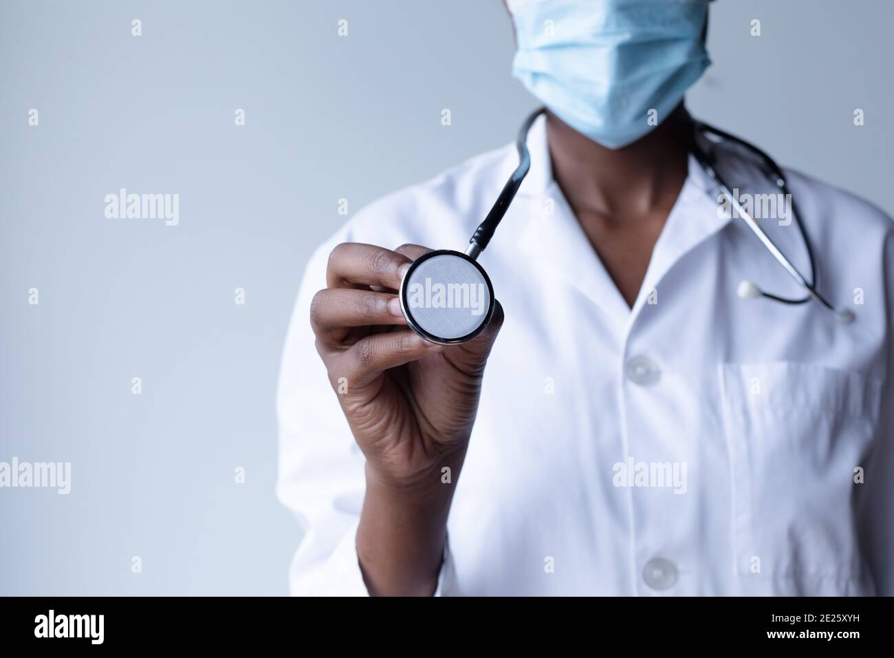Doctor using a stethoscope hi-res stock photography and images - Alamy
