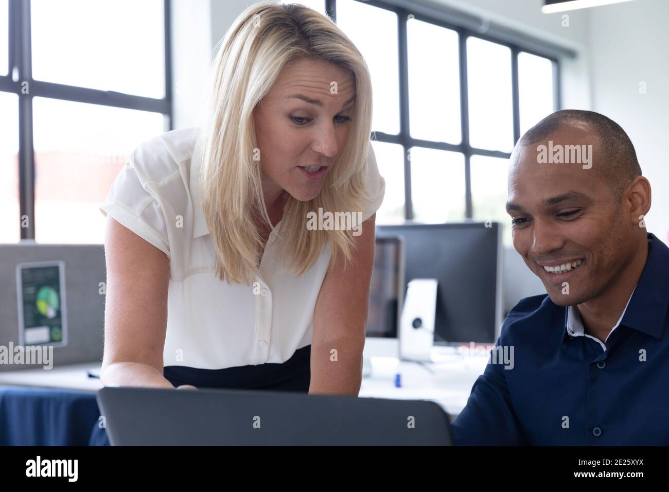 People sitting and talking hi-res stock photography and images - Alamy