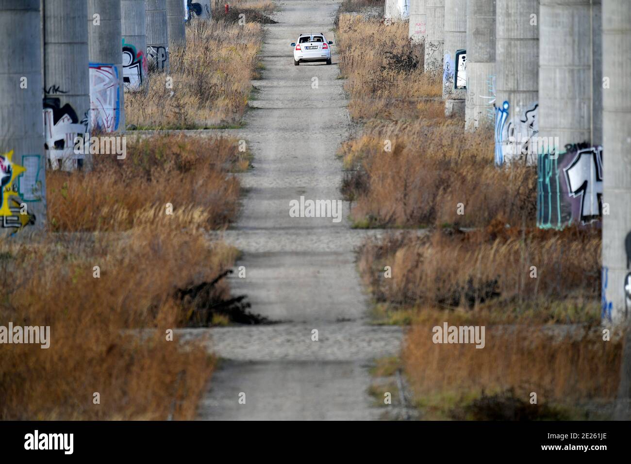 Road columns under bridge hi-res stock photography and images - Alamy