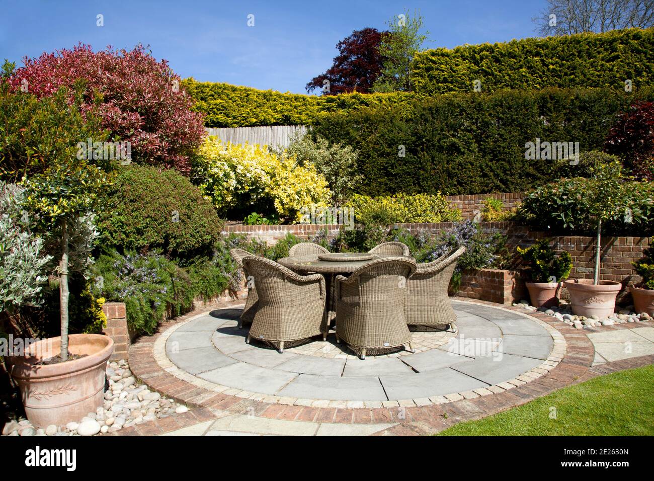 Circular garden hi-res stock photography and images - Alamy