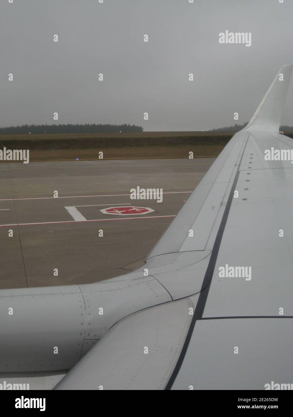 view over a plane wing on the tarmac Stock Photo - Alamy