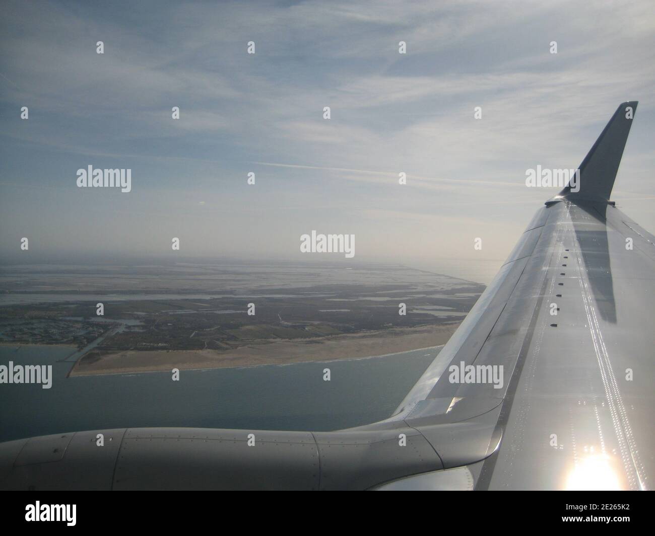 Airplane left wing flying hi-res stock photography and images - Alamy