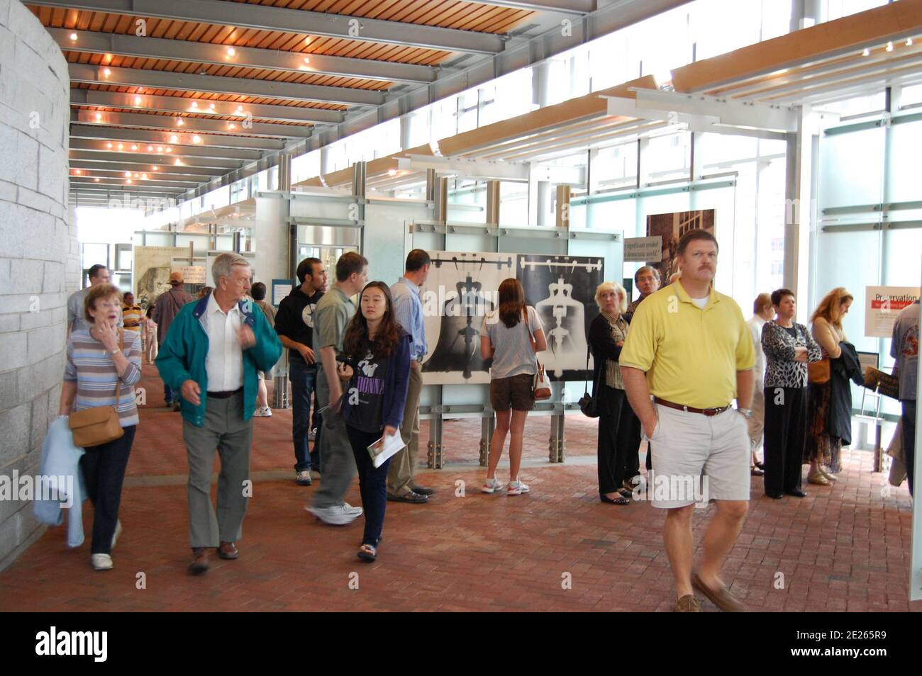 Liberty bell Philadelphia United States of America famous people ...