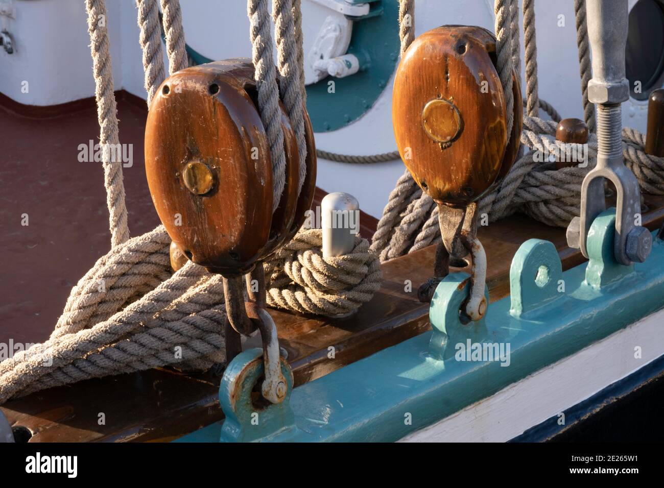 Ropes and pulley hi-res stock photography and images - Alamy
