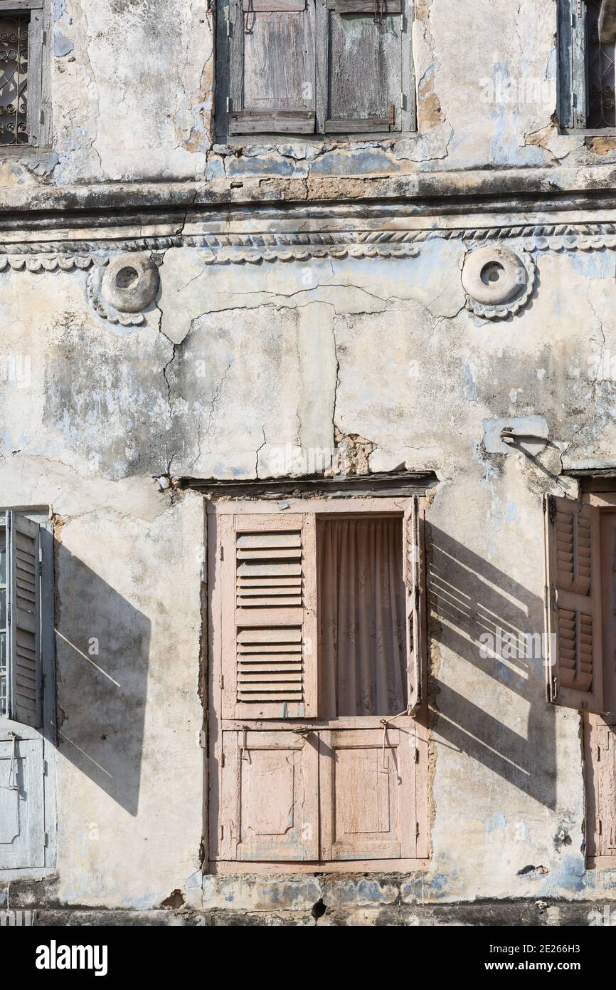 Stone Town, Zanzibar, Tanzania : Old window with traditional wooden ...