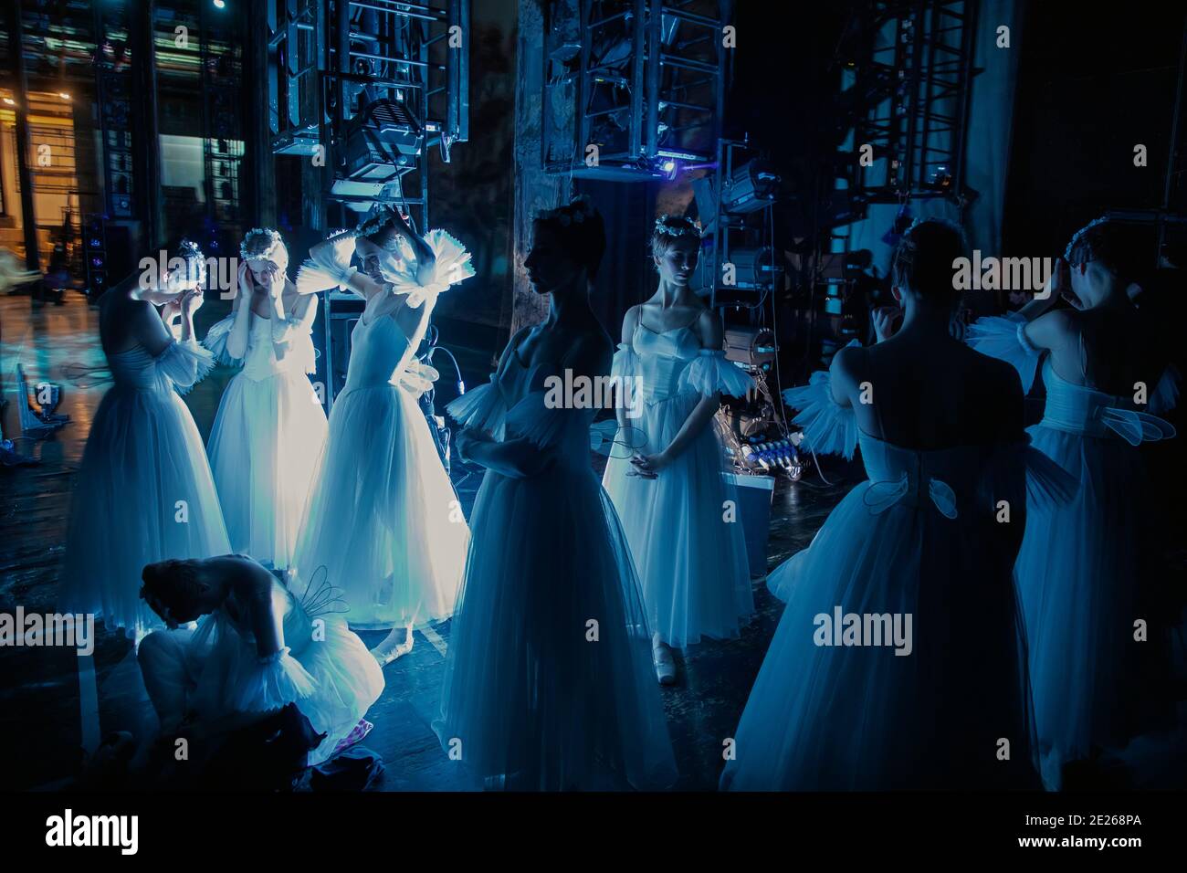 Ballet dancers backstage hi-res stock photography and images - Alamy