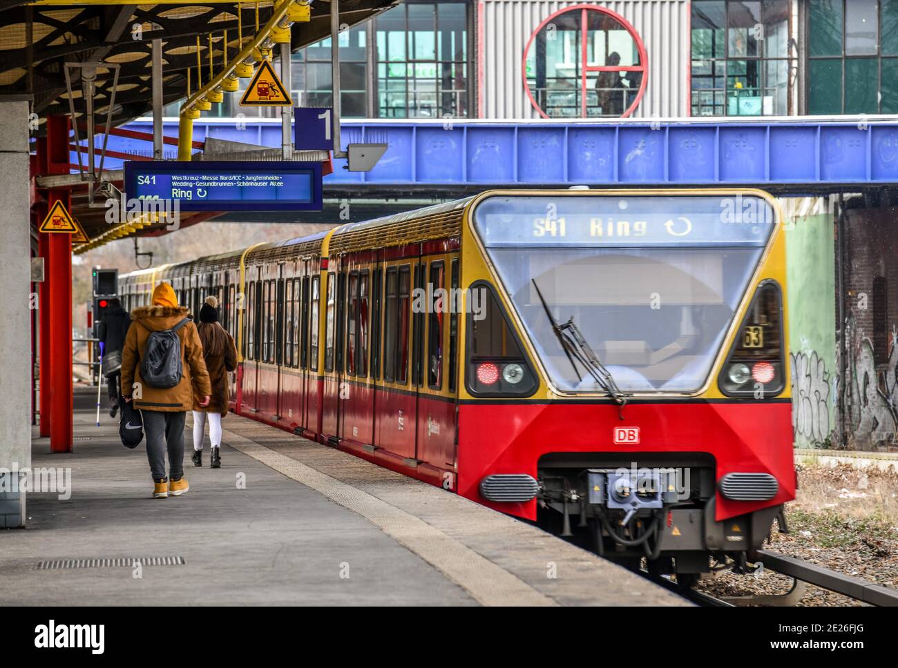 Passagiere, S-Bahn, Bahnhof Halensee, Wilmersdorf, Berlin, Deutschland ...