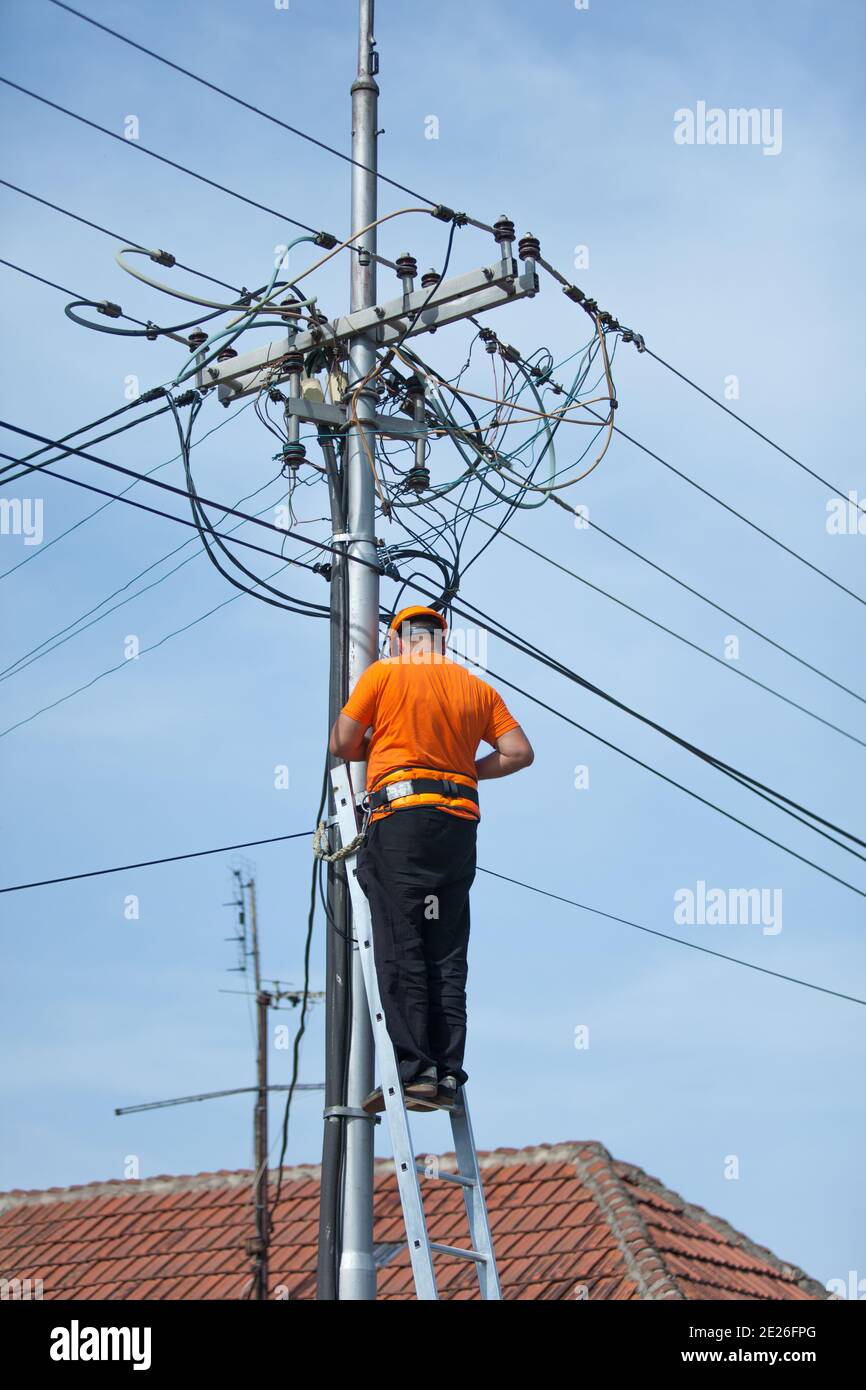 Man working on electric pole hi-res stock photography and images - Alamy