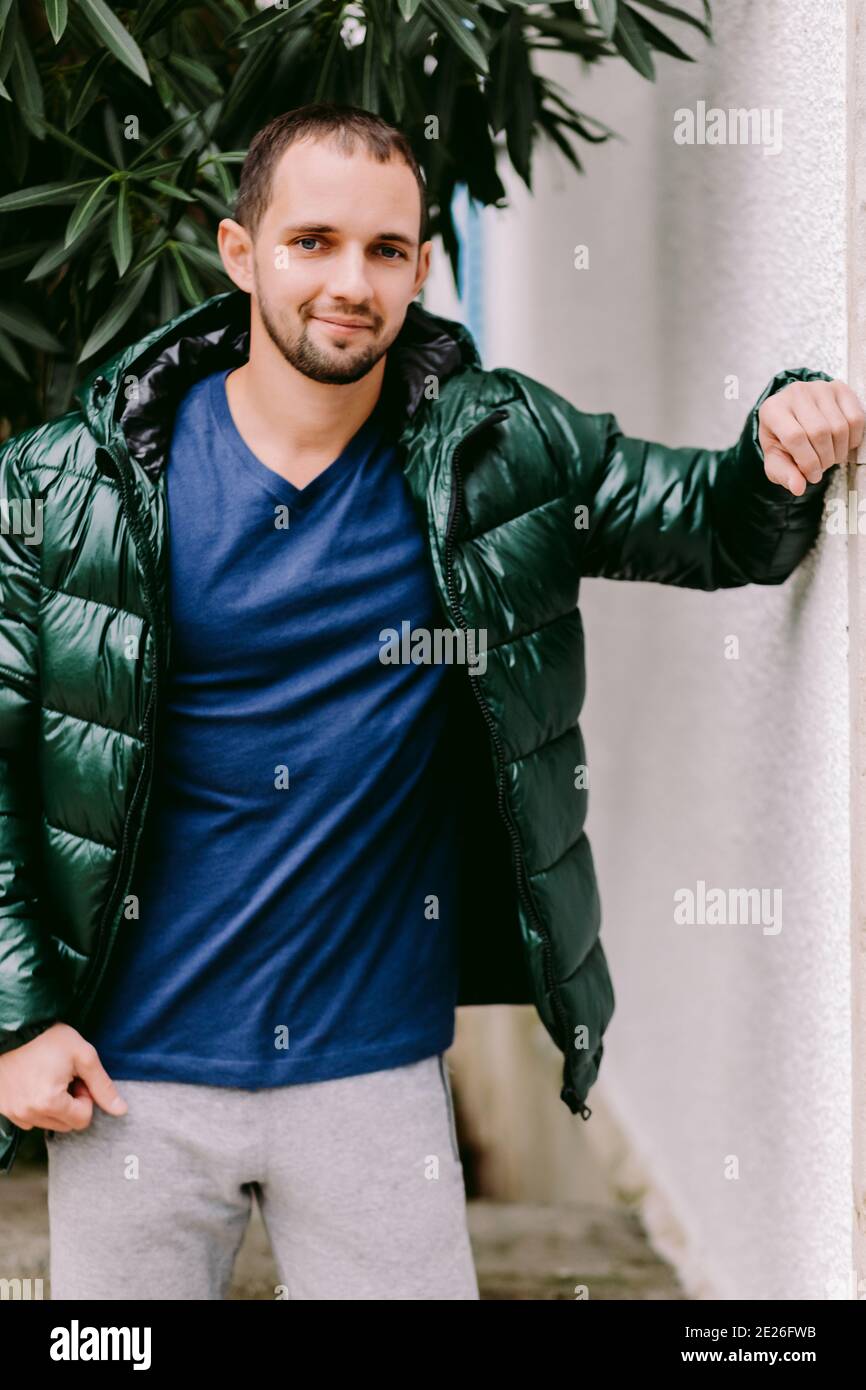 Man wearing blue t shirt hi-res stock photography and images - Alamy