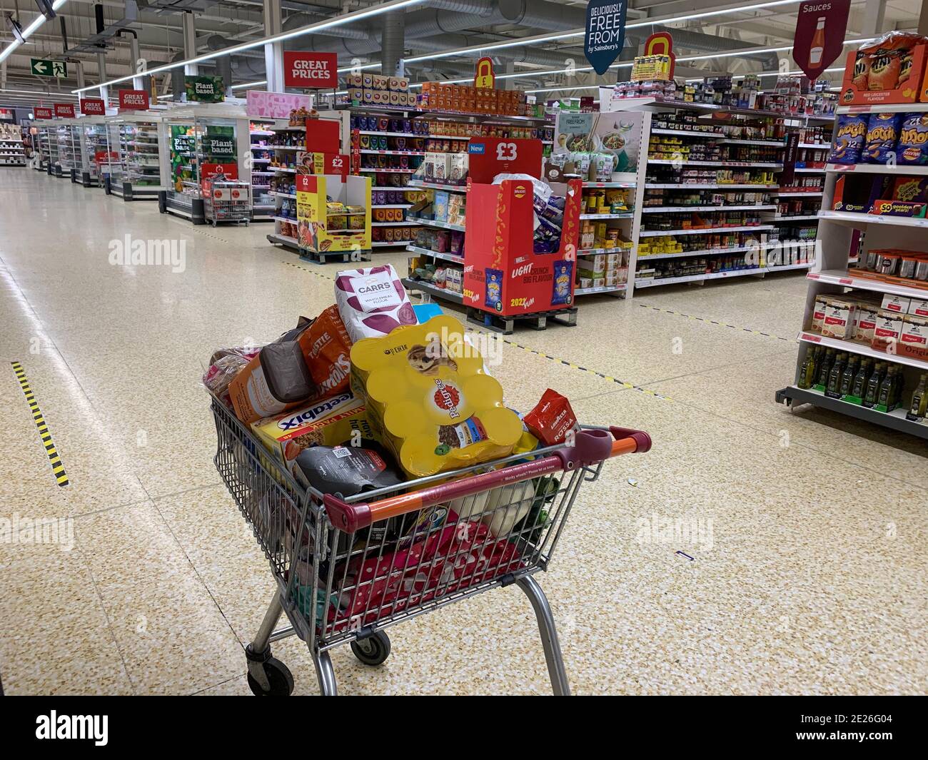 Supermarket trolley full uk hi-res stock photography and images - Alamy