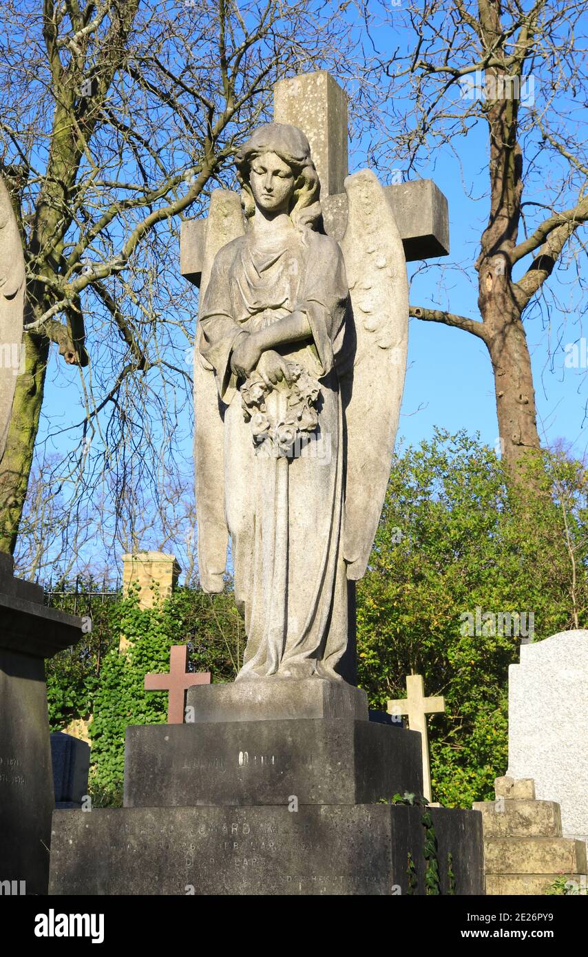 Highgate cemetery east hi-res stock photography and images - Alamy