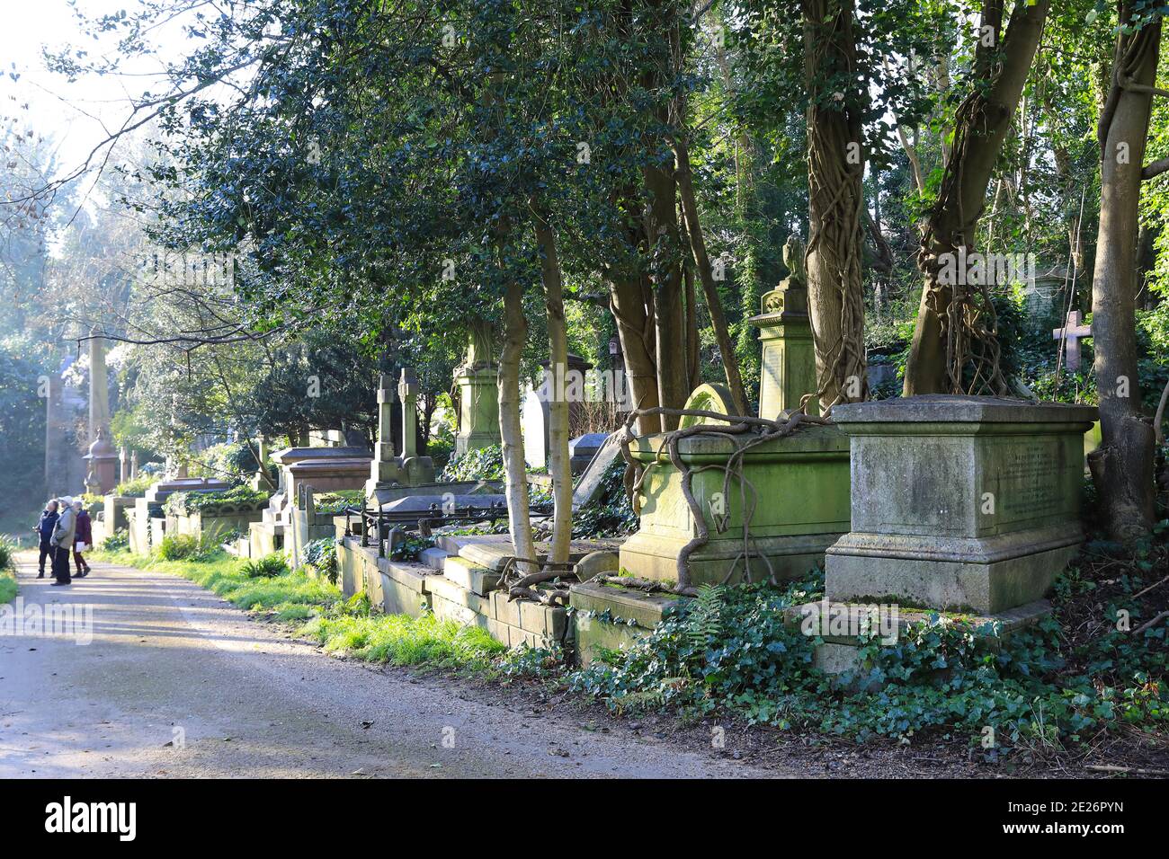 London highgate cemetery victorian cemetery hi-res stock photography ...
