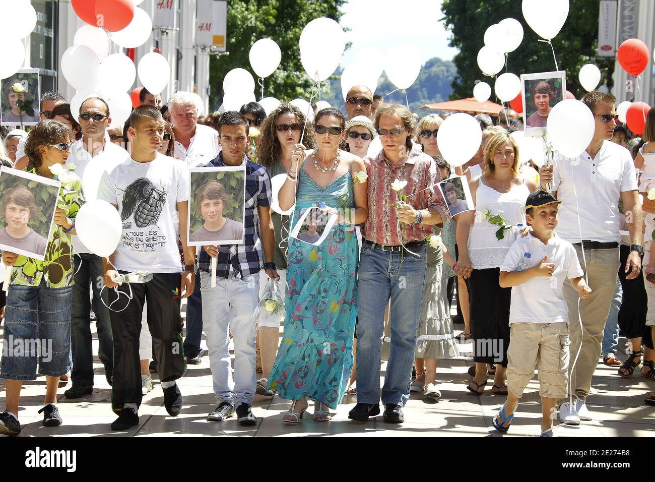 Des membres de la famille d'Alexandre Junca dont sa mère Valérie Lance ...