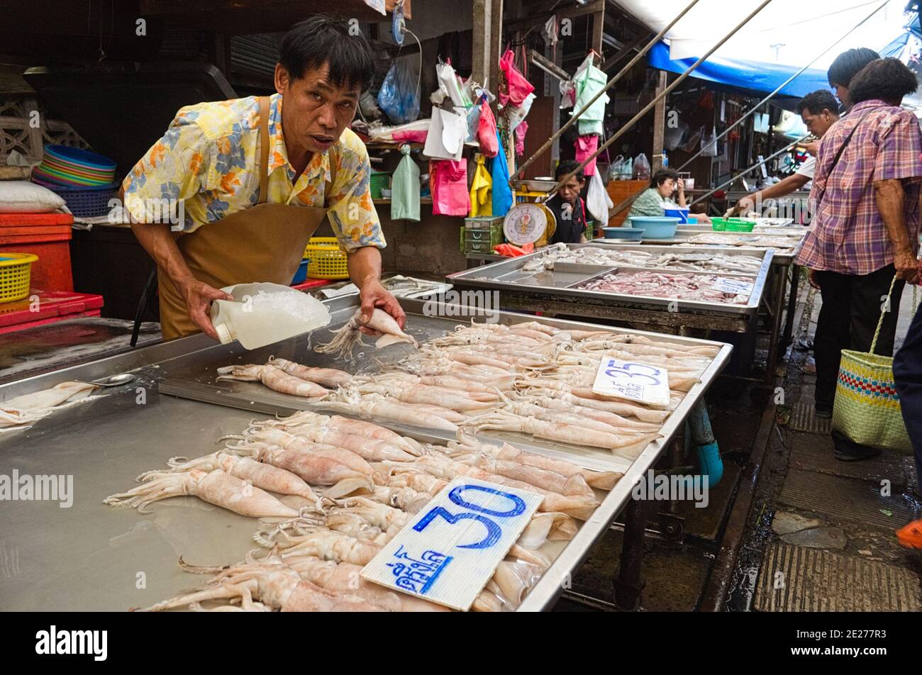 Raw fresh squid street market hi-res stock photography and images - Alamy