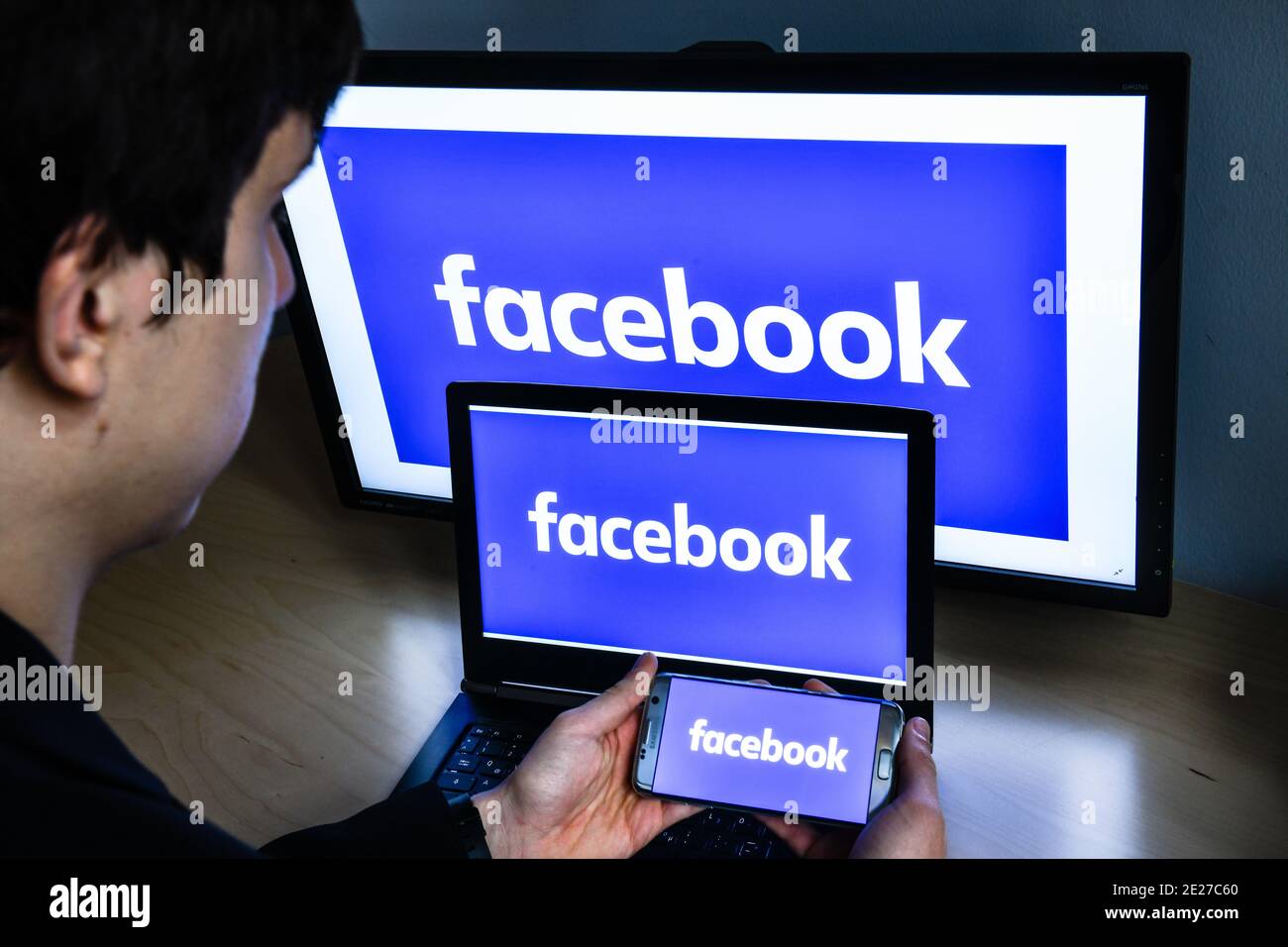 Bildschirm facebook hi-res stock photography and images - Alamy