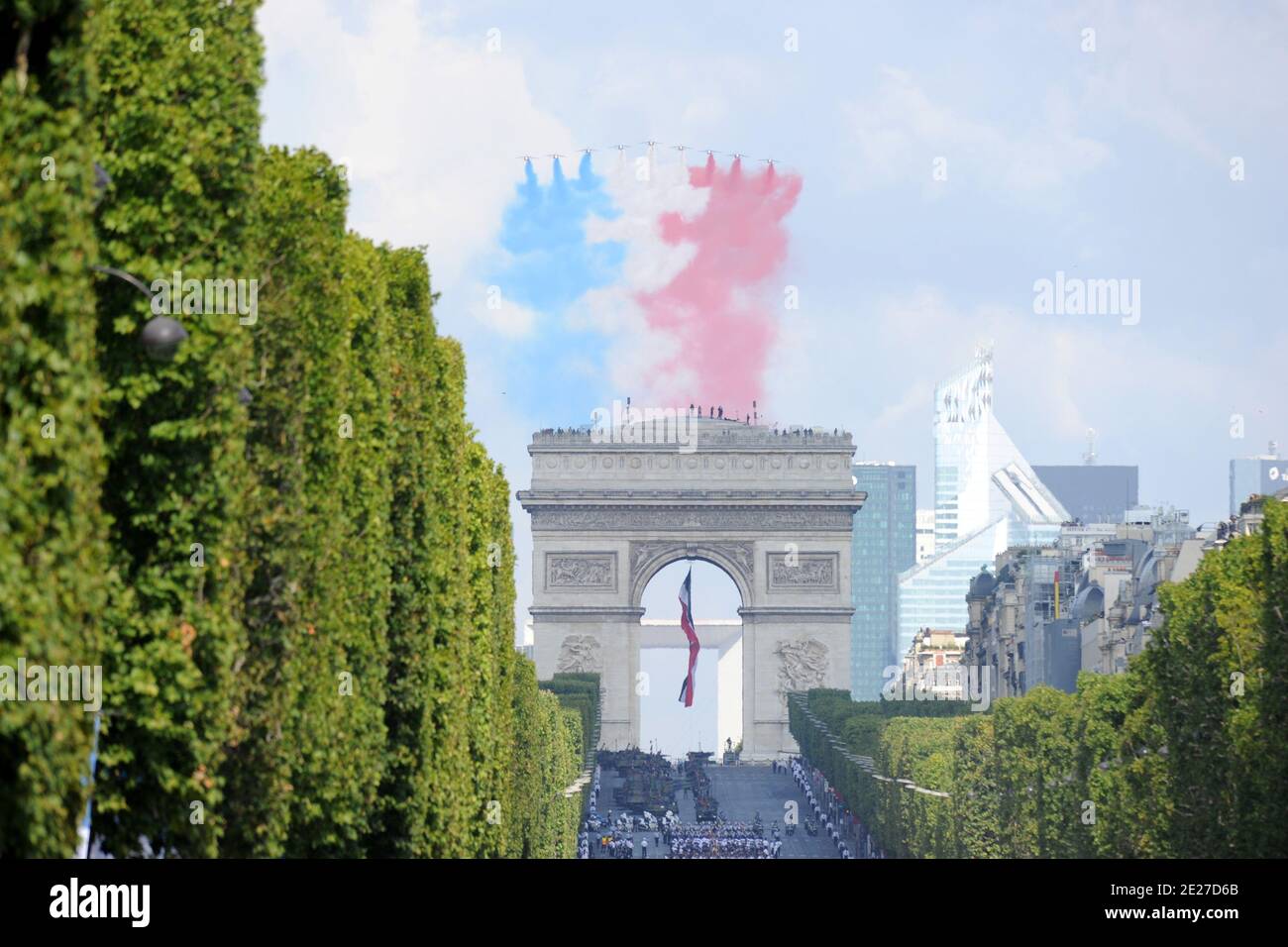 Patrouille de france 14 juillet hi-res stock photography and images - Alamy