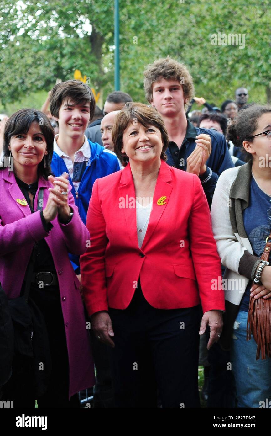 Attending a concert hi-res stock photography and images - Alamy