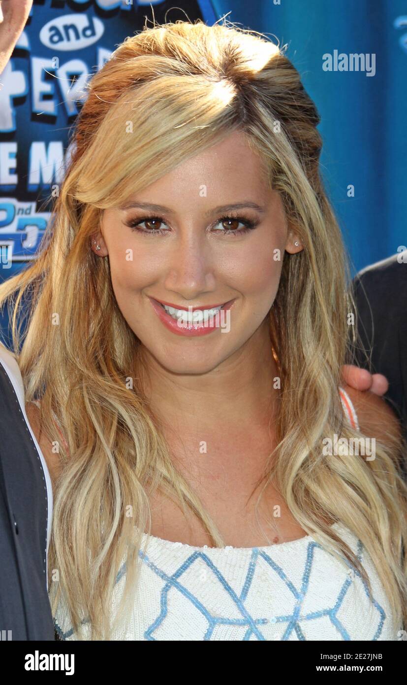 Kyle Schmid And Raven Symone