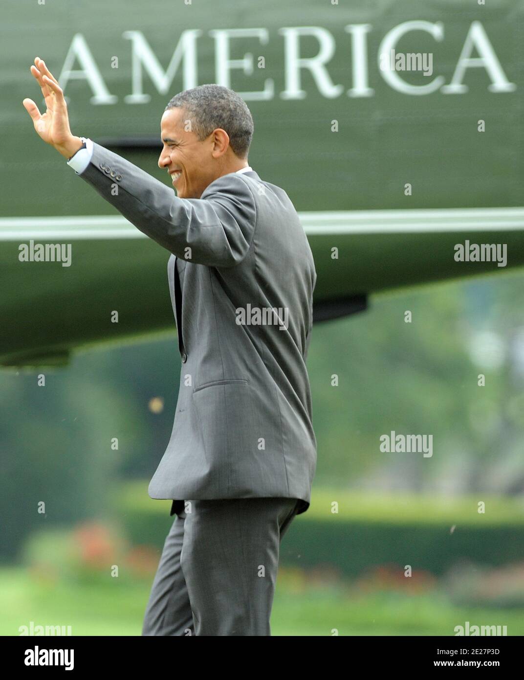 U.S. President Barack Obama departs on the South Lawn of the White ...