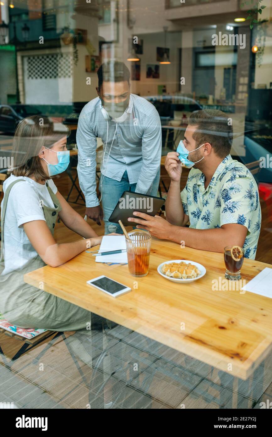 Informal lunch hi-res stock photography and images - Alamy