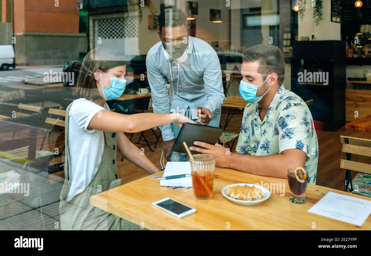 Informal lunch hi-res stock photography and images - Alamy