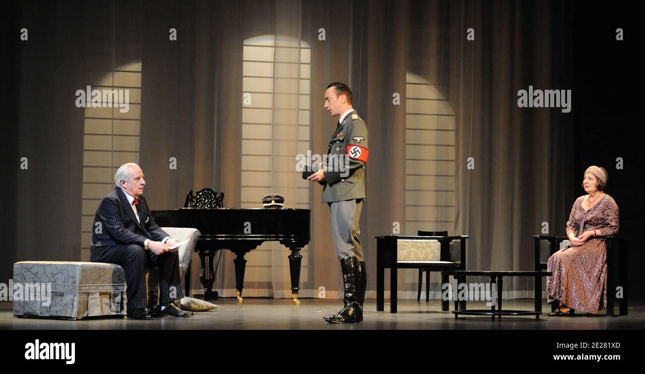 Eric Verdin, Christiane Cohendy, Michel Aumont, performing Ronald ...